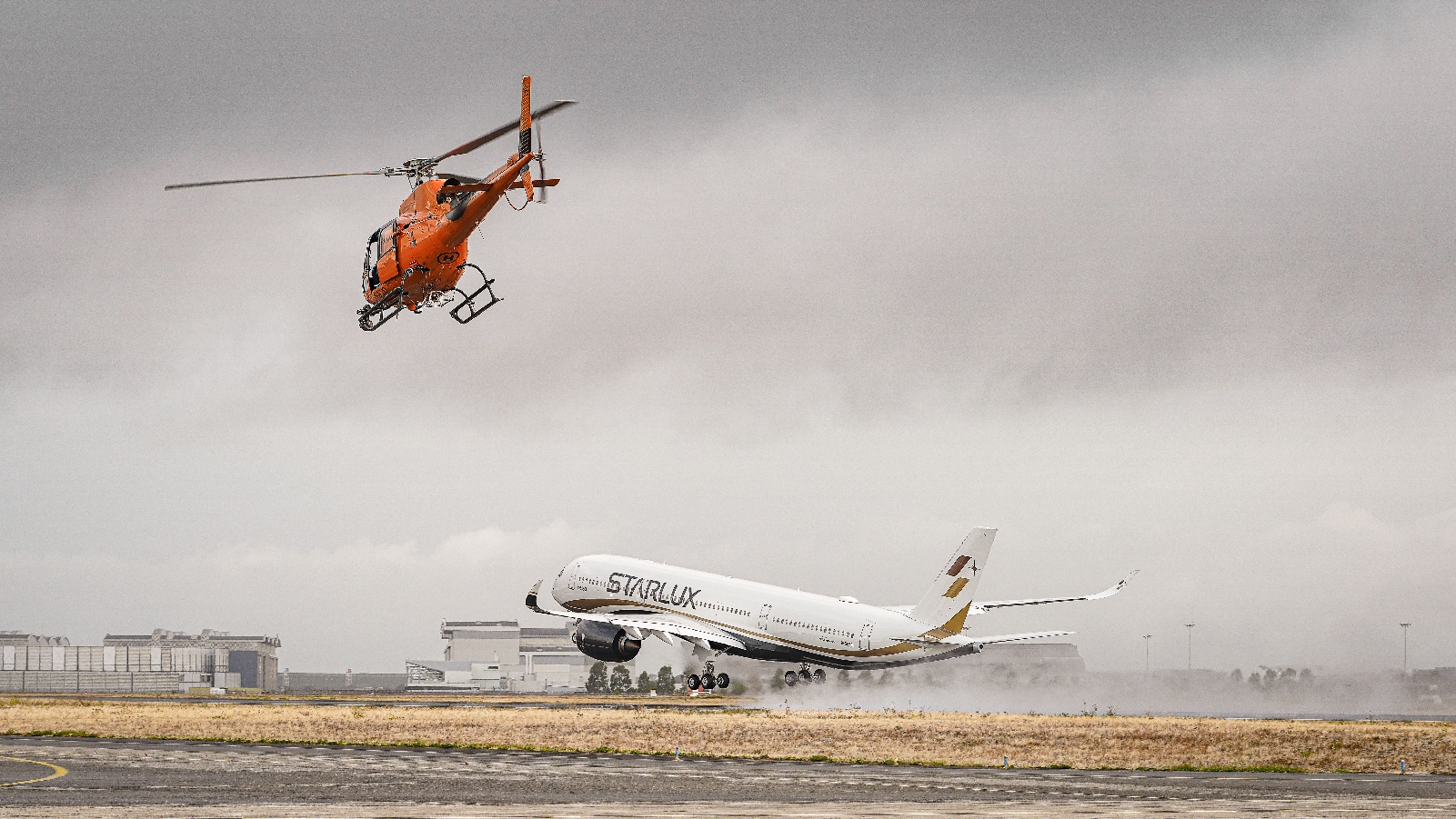 STARLUX Formation Flight Behind the Scenes Wallpaper A